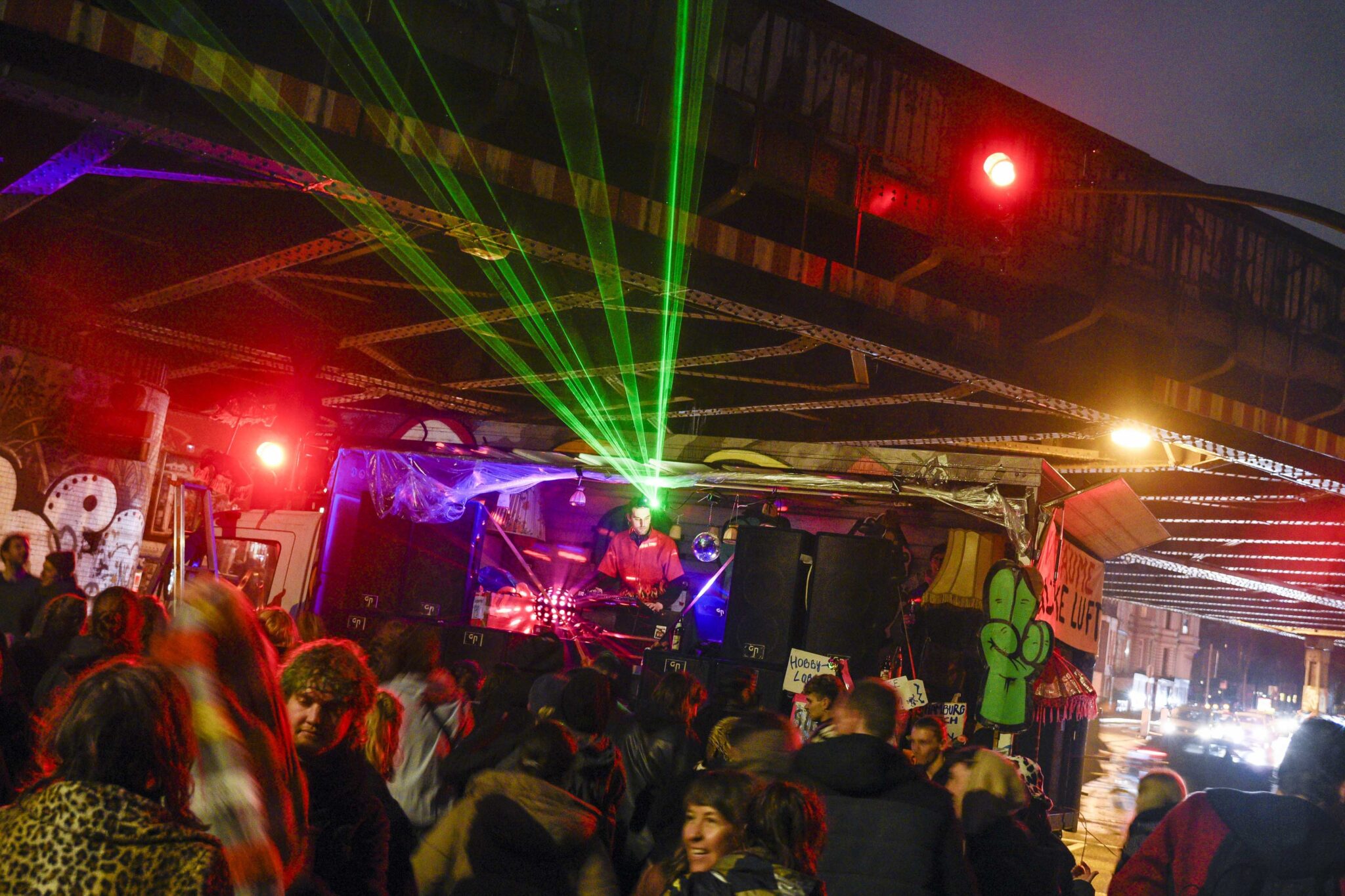 Mega-Stimmung auf Demo-Rave für eine solidarische Stadt – […] knallt am ...